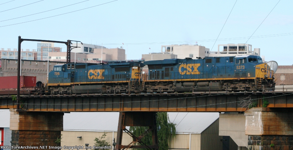 CSX 5373 & 7315 on Q190